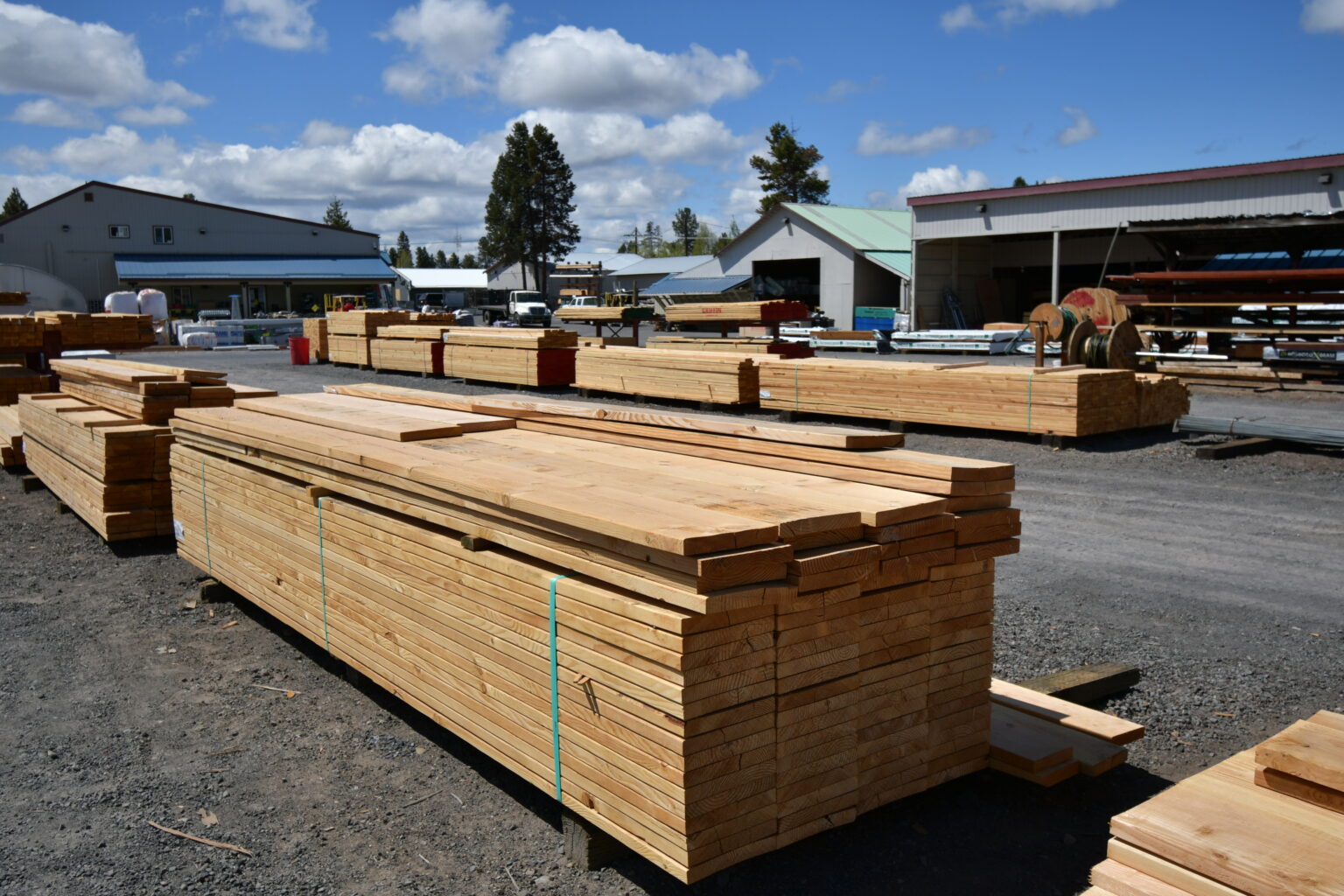 4 Benefits of Working With a Local Lumber Yard - La Pine ACE Hardware